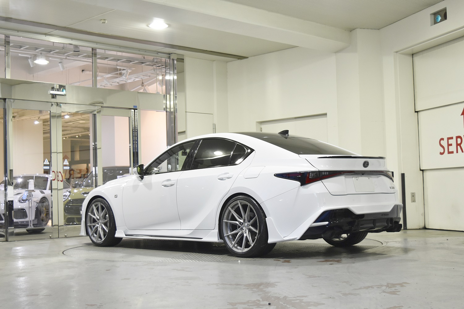 LEXUS IS300h F-SPORTにエアロとホイール♪