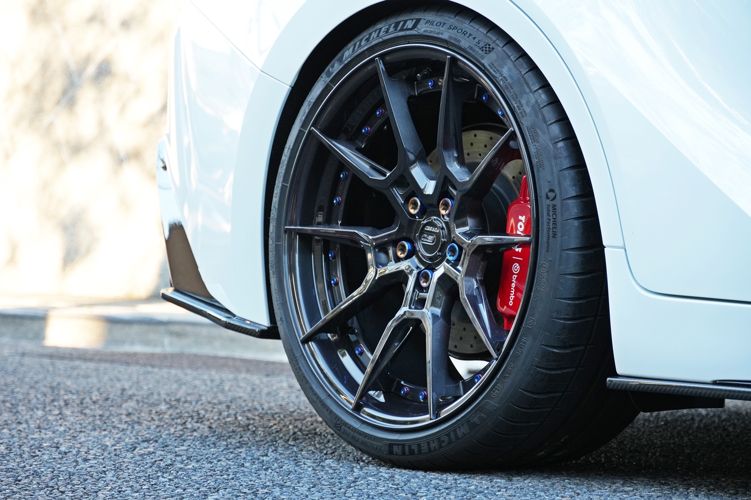 LEXUS IS500!!エアロにホイール取り付けました♪そしてブレーキも・・・